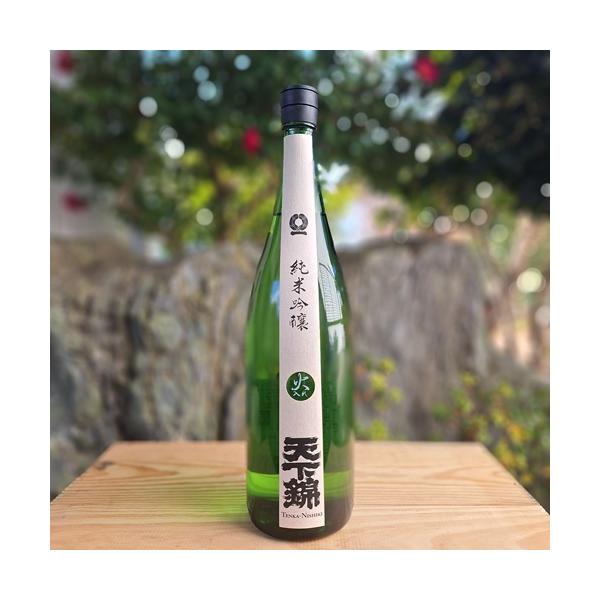 レギュラーラインナップの純米酒ですが生産数が極端に少ない為、ほとんど限定酒に近いお酒です。超小仕込みで丁寧に醸された綺麗な味わいの特別純米酒。三重県新酒品評会　吟醸の部で首位賞を受賞した新人杜氏の純米酒を是非お試し下さい。とてもまろやかで優...