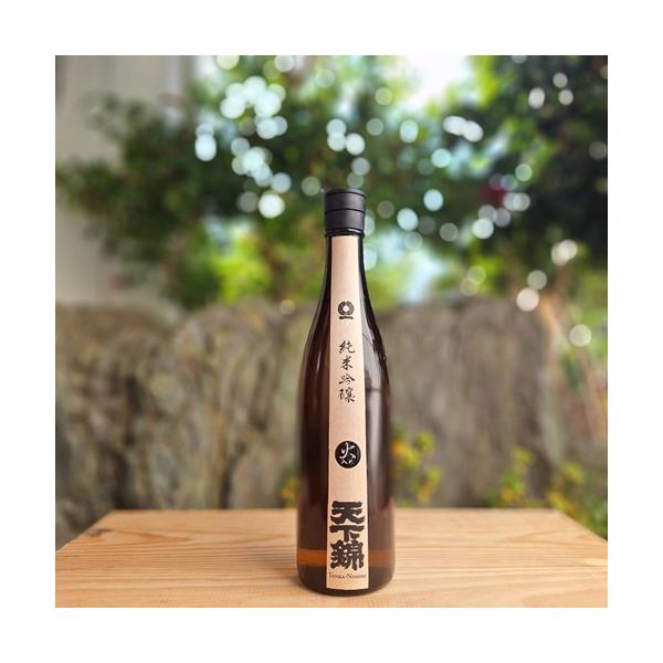 レギュラーラインナップの純米酒ですが生産数が極端に少ない為、ほとんど限定酒に近いお酒です。超小仕込みで丁寧に醸された綺麗な味わいの特別純米酒。三重県新酒品評会　吟醸の部で首位賞を受賞した新人杜氏の純米酒を是非お試し下さい。とてもまろやかで優...