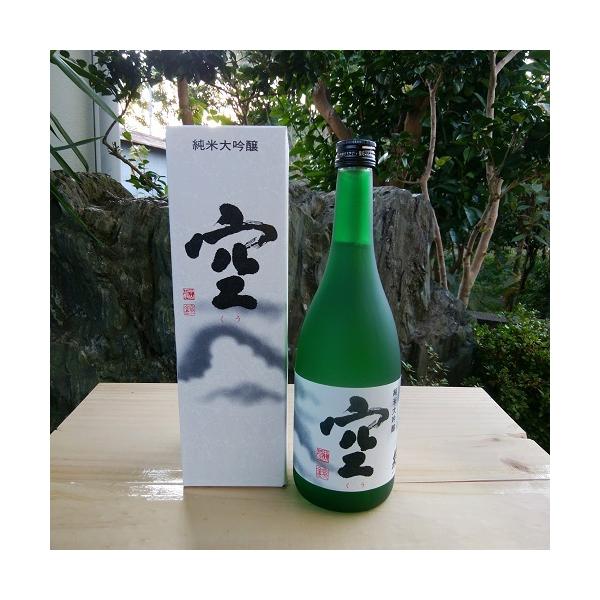 蓬莱泉 空 ほうらいせん くう は関谷醸造のお酒の中で超人気の商品です。かなり入手困難なお酒ですが正規の価格でお一人様1本限定で販売させて頂きます。---------味 わ い---------果物を思わせる芳醇な香りと米の旨み・甘味を引き...