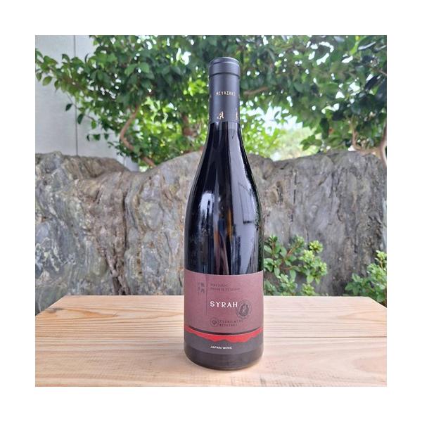 フランスのシラーでもなく、オーストラリアのシラーズでもない、「都農のシラー」心地よい樽の香りやブラックペッパーのようなスパイス系の香り、カカオや黒蜜のような甘い香りなど複雑な香りが特徴。心地よいタンニンと柔らかさを兼ね備えた味わいのシラー。...