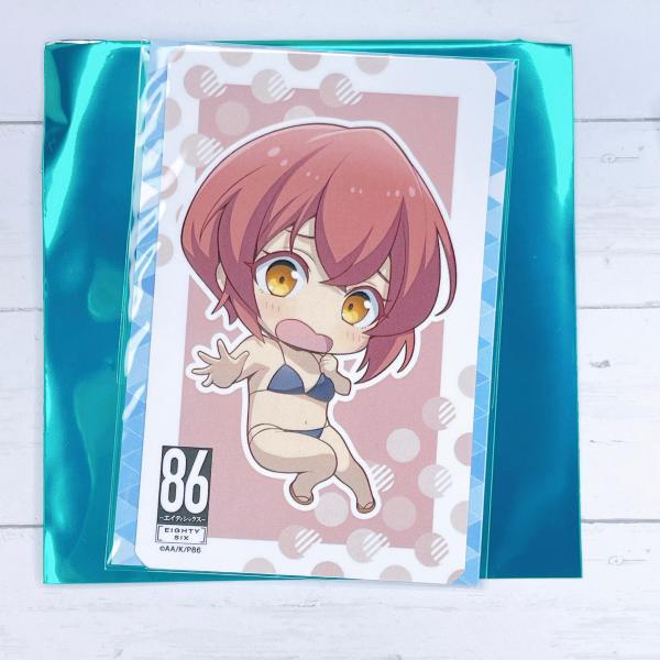 描き下ろしイラストを使用した貼ってはがせるカードステッカーになります。サイズ：83×52ｍｍ