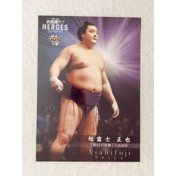 往年の力士が揃い踏みする「大相撲カード レジェンド」シリーズが6年ぶりに登場！大相撲の輝かしい歴史を築いてきた60人の名力士が登場します。