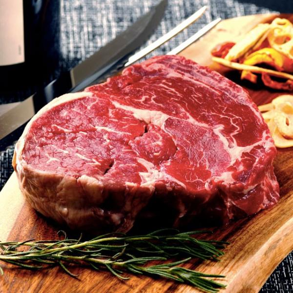 やわらかな肉質とたっぷりジューシーな旨味で近年注目されている「グラスフェッドビーフ」。その中でも、非常にやわらかい赤身が堪能できるキューブロールを1ポンドステーキにしました。通常サイズの約3枚分（450g）ものボリュームを持つブロックなので...