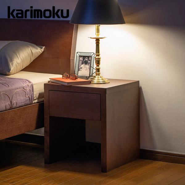 【品番】AU8210・AU8230【商品名】ナイトテーブル【シリーズ名】カリモクスタンダードモダン【木部塗色カラー】ME：ピュアオーク色／MK：モカブラウン色／XR：ウォールナットナチュラル色【サイズ】幅42.3cm × 奥行き40cm ×...
