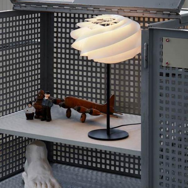 【商品名】テーブルランプ【シリーズ名】SWIRL（スワール）【品番】KT331TBW【サイズ】直径32cm x 高さ50cm【重量】約1.6kg【材質】プラスチックシート／鋼塗装仕上【電球】E17 LED40W相当（中間スイッチ付）【付属】...