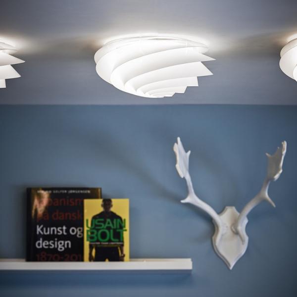 【商品名】シーリング ホワイト【シリーズ名】SWIRL（スワール）【品番】Sサイズ：KC1320S／Mサイズ：KC1320M【カラー】ホワイト【サイズ】S：直径37cm × 高さ15cmM：直径60cm × 高さ20cm【重量】S：約1.5...