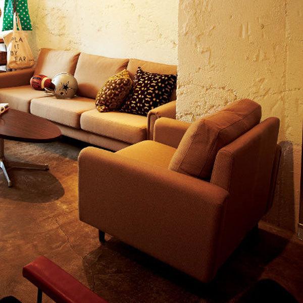 【商品名】Carmona Sofa 1P（カルモナ ソファ 1P）【張地カラー】Cシリーズ（合成皮革）／Oシリーズ（牛革）【サイズ】幅82cm × 奥行き80cm × 高さ78cm × 座面高40cm【材質】背：羽毛クッション脚：ウォールナ...