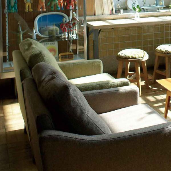 【商品名】Sniff Sofa 1P（スニフ ソファ 1P）【張地カラー】Cシリーズ（合成皮革）／Oシリーズ（牛革）【サイズ】幅74cm × 奥行き80cm × 高さ78cm × 座面高40cm【材質】背：羽毛背クッション【ブランド】SWI...