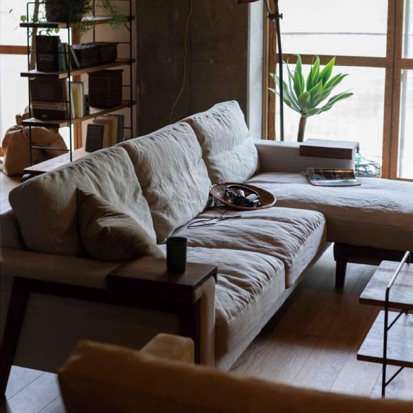 【商品名】Cloud Chaise longue Sofa（クラウド シェーズロング ソファ）【張地カラー】Oシリーズ（牛革）【サイズ】幅255cm × 奥行き93cm × 高さ76cm × 座面高37.5cm【材質】脚：ウォールナット無垢...