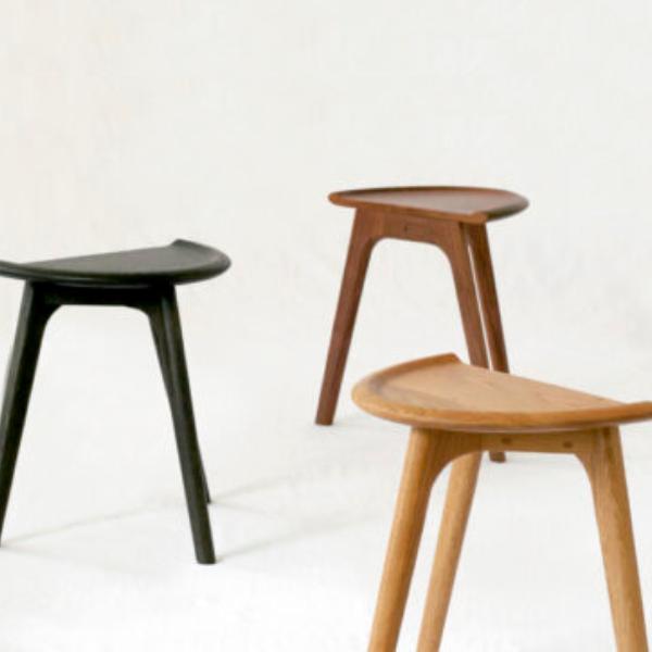 【商品名】HALVE（ハーブ）スツール【カラー】WADG：ダークグレー色・WO：ナチュラル色／WN：ウォールナット色【サイズ】幅45cm × 奥行き31.2cm × 高さ44cm【重量】WADG・WN：約2kg／WO：約2.5kg【材質】ホ...