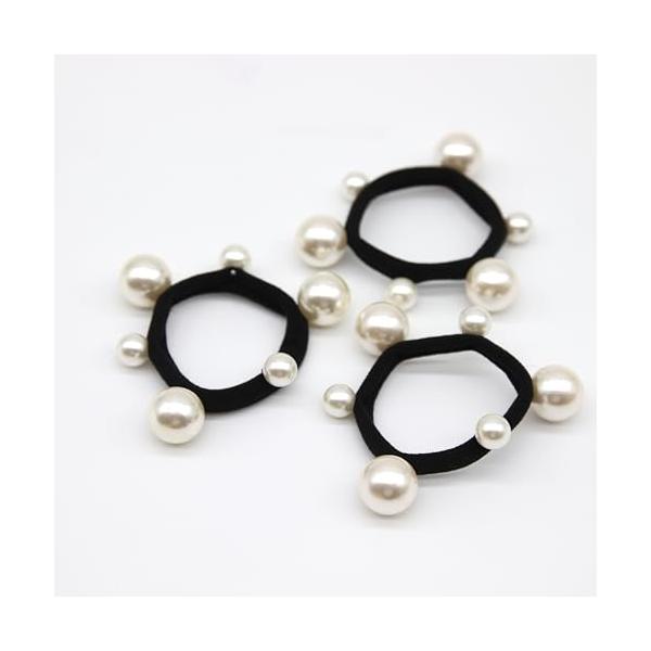 サイズ直径約4.5cm、太さ約7mm、パール大/1.5cm、パール小/1cm個数3個素材ポリエステル、高弾力ゴム、樹脂パール用途ラフに結ぶたけで可愛く。お仕事の際髪をまとめたり、お風呂上がりや家事をする時などにおすすめです。自宅のリラックス...