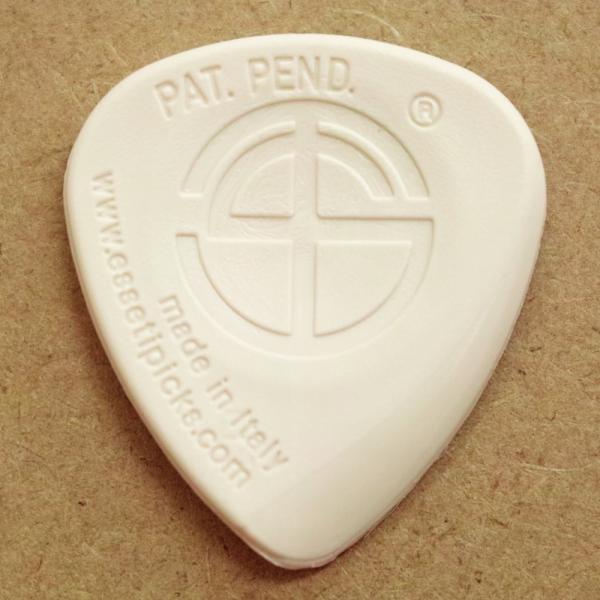 エッセティピックス　ジリヤブスタンダードアイボリー"Essetipicks　Ziriyab Standard Ivory"EssetipicksのZiriyab Ivoryは、全く新しい革新的なピックです。手触りの良いナイロンを使用すること...