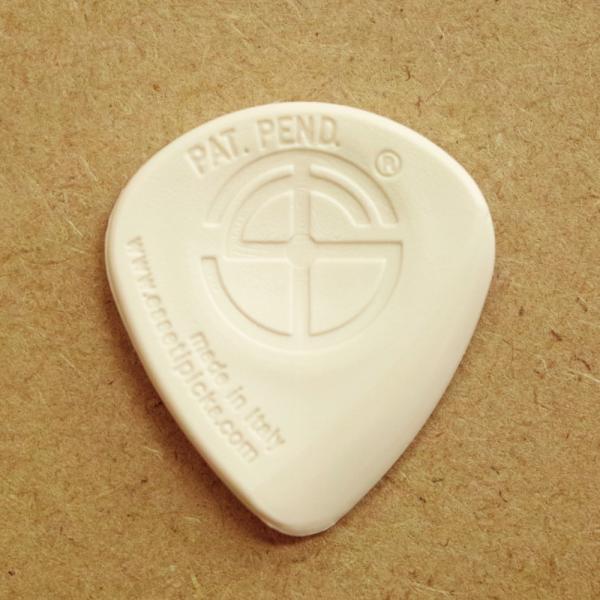 エッセティピックス　ジリヤブミニアイボリー"ミニサイズのティアドロップピックです"EssetipicksのZiriyab Ivoryは、全く新しい革新的なピックです。手触りの良いナイロンを使用することで、弦の上を滑るようになめらかなピッキン...