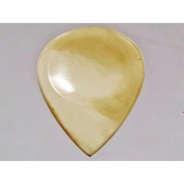 Buffalo Bone Tear Drop Dent Whiteは、水牛の骨を素材としたティアドロップシェイプのピックです。小振りで持ちやすいサイズとなっており、コードよりもリードや速いプレイに向いたスタイルです。牛骨はギターやベースのナ...