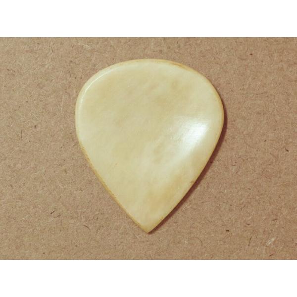 Wild Picks　Buffalo Bone Tear Drop Dent White Smallは、水牛の骨を素材としたティアドロップシェイプのピックです。小振りで持ちやすいサイズとなっており、コードよりもリードや速いプレイに向いたスタ...