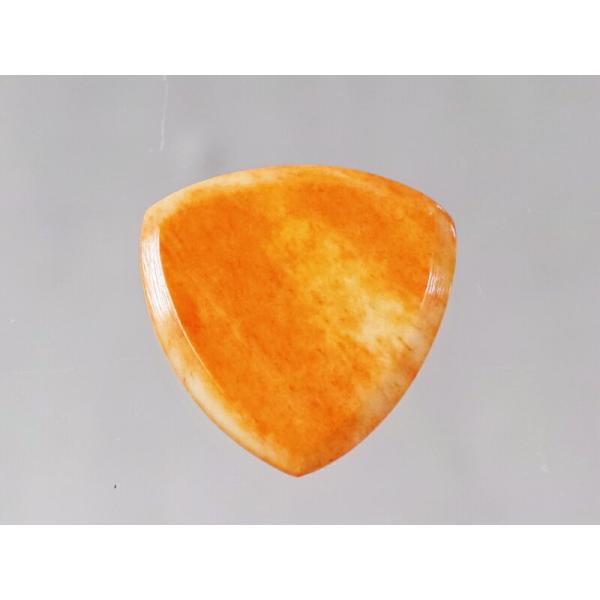Cow Bone Tri Pick Chamfer Orange Smallは、牛の骨を素材としたトライアングルタイプのピックです。小振りで持ちやすいサイズとなっており、コードよりもリードや速いプレイに向いたスタイルです。牛骨はギターやベー...