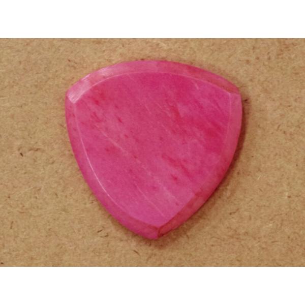 Cow Bone Tri Pick Chamfer Pink Smallは、牛の骨を素材としたトライアングルタイプのピックです。小振りで持ちやすいサイズとなっており、コードよりもリードや速いプレイに向いたスタイルです。牛骨はギターやベースの...