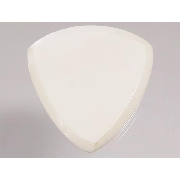ラクダの骨を素材としたトライアングルタイプのピックです。ギターやベースのナットやアコースティックギターのサドルやエンドピンなどに使われる素材として最も一般的なのは牛骨ですが、ラクダの骨、キャメルボーンもナットやサドル、エンドピンとして使用さ...