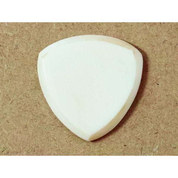 ラクダの骨を素材としたトライアングルタイプのピックです。小振りで持ちやすいサイズとなっており、コードよりもリードや速いプレイに向いたスタイルです。ギターやベースのナットやアコースティックギターのサドルやエンドピンなどに使われる素材として最も...