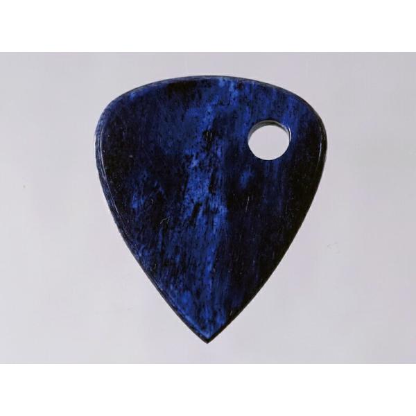 Cow Bone Tear Drop Navy Side Hallは、牛の骨を素材としたティアドロップタイプのピックです。このピックは牛骨に着色を行い、独特の風合いに仕上げたピックです。深みのあるネイビーカラーと、自然素材ならではの風合いが...