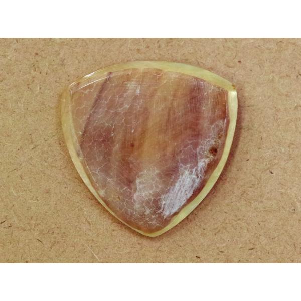 Mother of Pearl Tri Pick Chamfer White Smallは、MOPとも呼ばれる、真珠を作る貝の貝殻を素材としたトライアングルタイプのピックです。小振りで持ちやすいサイズとなっており、コードよりもリードや速いプ...