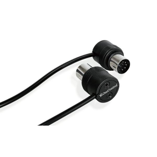 MIDIコントローラーを導入し、コントローラーとエフェクターをMIDIケーブルで接続する。このシンプルなことが、実際にペダルボード上でやろうとすると意外にも大変です。そして、多くのエフェクターを接続するL字型プラグのパッチケーブルを見ながら...