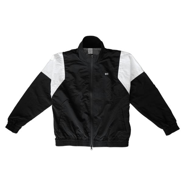 【発売日：2023年06月07日】胸元にロゴを入れ、One ControlのSwitching is Easyメッセージのバックプリントが入ったトラックジャケットです。ブラックを基調に、ホワイトが入ったデザインです。▼詳細は下記商品説明をご...