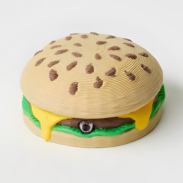 【発売日：2026年03月10日】Burger Topperは、とろけるチーズ、シャキシャキのレタス、完璧にローストされたバンズでギターの音色のようにジューシーなハンバーガーをモチーフにしたフットスイッチハットです。▼ より詳しくは ページ...