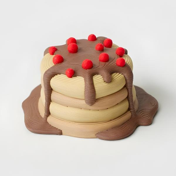 【発売日：2026年03月10日】Pancake Topperは、ふわふわに焼き上げたパンケーキにチョコレートソースをたっぷりかけ、チェリーをトッピングした、ペダルが欲しがるようなスイーツをモチーフにしたフットスイッチハットです。▼ より詳...