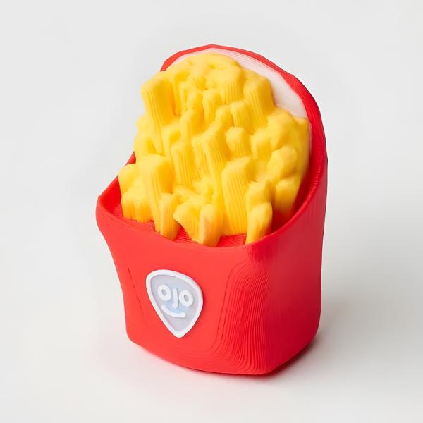 【発売日：2026年03月10日】Fries Topperは、カリカリに揚げられた黄金に輝くフライドポテトのパッケージをモチーフにしたフットスイッチハットです。風味豊かなタッチが加わるかもしれません。▼ より詳しくは ページ下部の説明文をご...