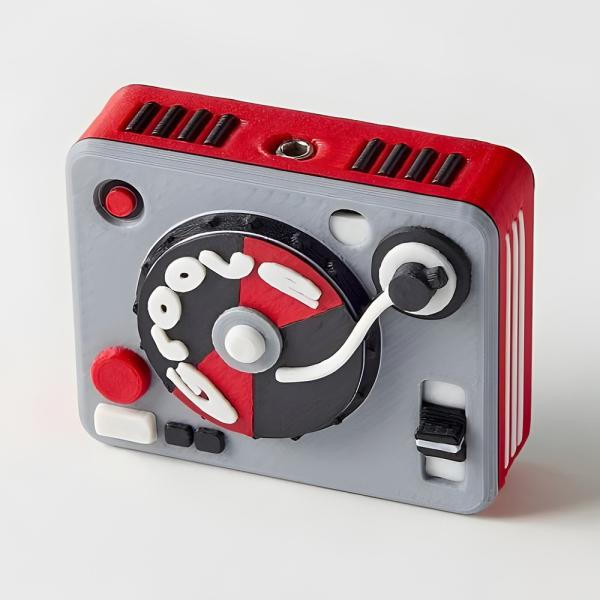 【発売日：2026年03月10日】Turntable Topperは、針を落とし、グルーヴを見つけ、音楽をプレイするレコードプレーヤーのターンテーブルをモチーフにしたフットスイッチハットです。▼ より詳しくは ページ下部の説明文をご覧ください ▼