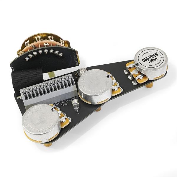 【発売日：2026年03月03日】ObsidianWire Universal Blender for LEFTY Stratは、HSS, HSH, SSS, HHHの4タイプのピックアップ配列に適合する左利き用ストラトキャスターをアップデ...