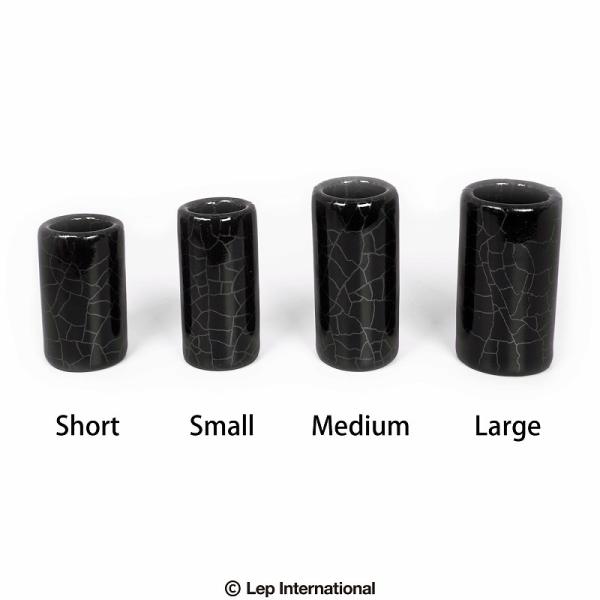 Star Singer Slides Jetは、漆黒の中に有機的なクラックルパターンが刻まれる、類を見ないスタイルのスライドです。・英国グラストンベリーで手作業で制作される陶器製ギタースライド・独自の有機的なクラックルパターン・美しく共鳴し...