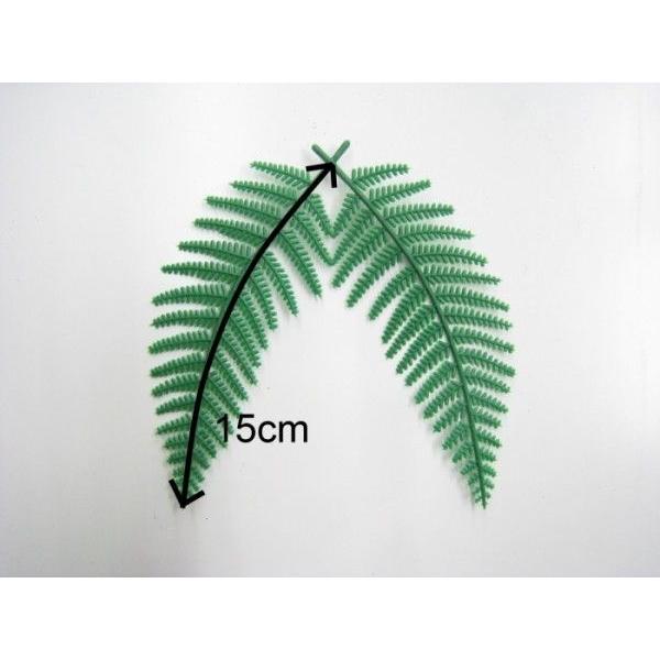 ウラジロ　中　10枚入り縦：約15cm(多少誤差あり。詳細は画像で。) ポリ製ウラジロ　中　10枚入りです。大量仕入の当社ならではの低価格でご提供します。業者様向けの卸価格をすべてのお客様に。※色合い等の仕様は変更になる場合がございます。ご...