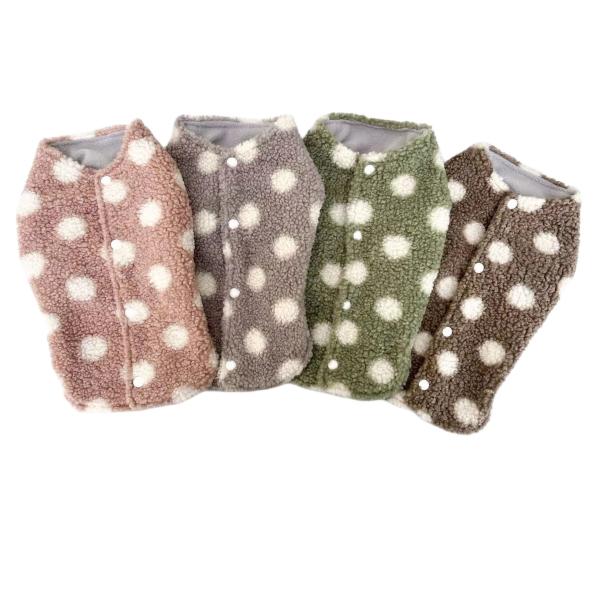 素材：ポリエステル100％背中開きのベストは着させるのが楽です。内側はフリース、とても暖かい！ スポーティーな雰囲気で冬のお散歩にぴったりです。 袖が無いベストタイプのお洋服なので ダックスなどの手足が短いワンちゃんにもオススメです スナッ...