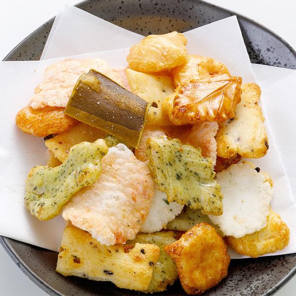 木の葉・ひょうたん・栗等、楽しいかたちのあられが袋の中にぎっしと。色とりどりのおせんべい、小魚まで入ったバラエティーに富んだ商品です。