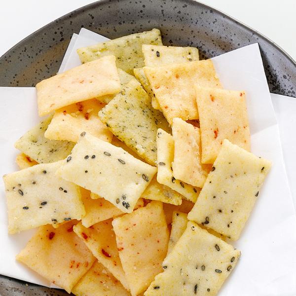 海老、胡麻、青のりの三種類のあられをマヨネーズ味の洋風あられに焼き上げました。極薄あられの食感は後を引く止まらない美味しさです。