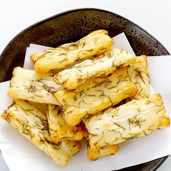 ふんわりした短冊型のあられを色の薄い醤油と昆布でくるみました。薄い醤油味と味わい深い昆布のハーモニーが絶妙です。