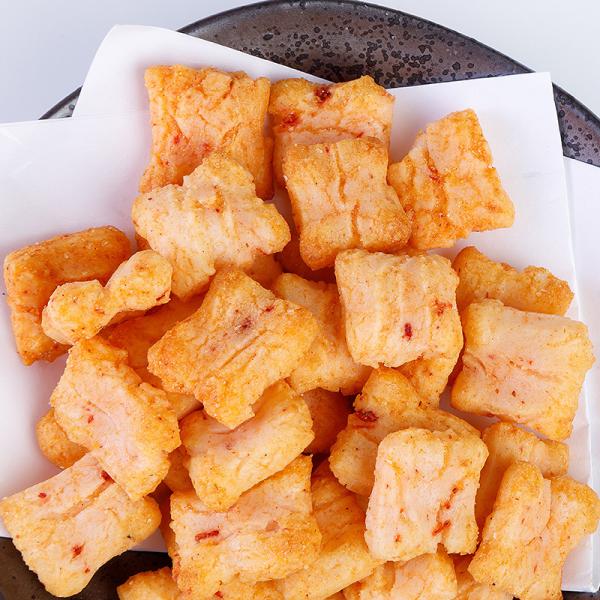 カリコリと歯ごたえの良い堅焼あられにピリ辛の明太子風の味付けをしました。海老の風味とスパイシーな刺激はやみつきになること請け合いです。