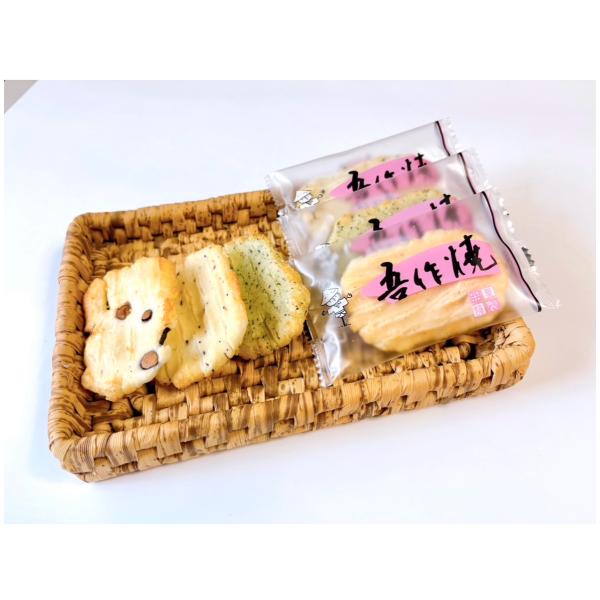 焼きたての大判のおかきを調味料を溶かし込んだキャノーラ油に浸し、振り切り機で油をとばして完成する吾作焼。独特の軽い食感が人気です。便利な個包装商品です。