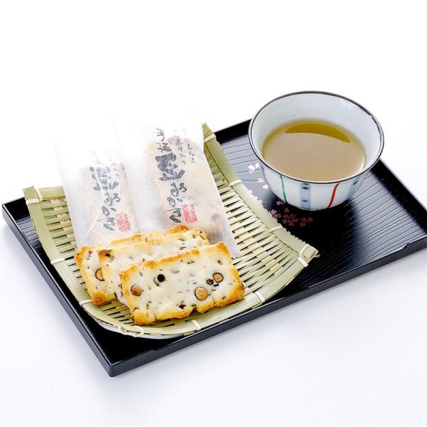 丹波の黒豆と羅臼昆布を生地に練りこみ、手間隙かけたこだわりの製法で香ばしく焼き上げました。サラダ油は選び抜いたキャノーラ油。焼き塩を使って絶妙な塩加減で味付けしています。便利な個包装商品です。