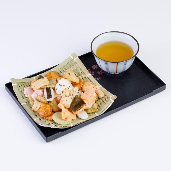 木の葉・ひょうたん・栗等、楽しいかたちのあられが袋の中にぎっしと。色とりどりのおせんべい、小魚まで入ったバラエティーに富んだ商品です。【様々なシーンに】御祝 御祝い ごあいさつ ご挨拶 御挨拶 粗品 お使い物 贈答品 ギフト プレゼント プ...