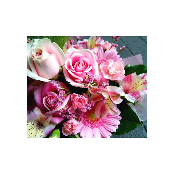 最短即日発送　花ギフト、お祝いや成人式、敬老の日に！！　　旬で新鮮なお花を使ったおまかせフラワー アレンジメント です。成人式に最適旬な季節のお花を使ってフラワー アレンジメントをお作りします。（写真のフラワー アレンジメントは2980円の...