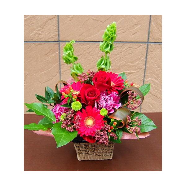 最短即日発送　花ギフト、お祝いや成人式、敬老の日に！！　　旬で新鮮なお花を使ったおまかせフラワー アレンジメント です。成人式に最適旬な季節のお花を使ってフラワー アレンジメントをお作りします。（写真のフラワー アレンジメントは2980円の...