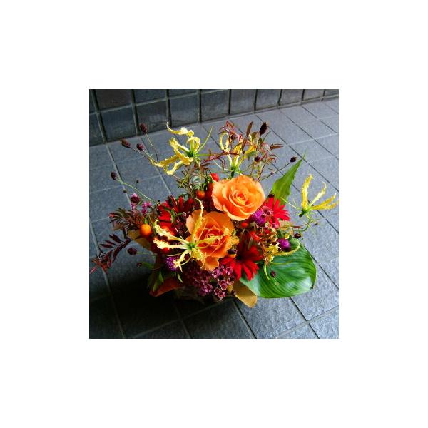 成人式　お祝いにも人気 花ギフト、お祝い、プレゼントに店長おすすめ花ギフト！！搾りたてのジュースのようなアレンジフラワーです。いろんな果物の果汁を混ぜ合わせて作ったジュースにも似た色合いのアレンジフラワー。これを飾れば元気の花サプリになるこ...