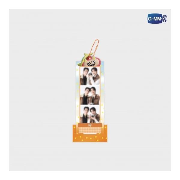 【3営業日以内に発送予定】愛らしいTomafoxのデザインが特徴のアクリル製フォトストリップフレーム。デスクや棚に飾るのに最適で、キーホルダー付きなので持ち運びにも便利です。お気に入りのアーティストの写真をいつでもどこでも飾るのに最適です。...