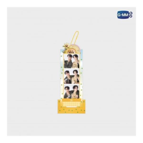 【3営業日以内に発送予定】愛らしいJaideeデザインのアクリル製フォトストリップフレーム。デスクや棚に飾るのに最適で、キーホルダー付きなので持ち運びにも便利です。お気に入りのアーティストの写真をいつでもどこでも飾るのに最適です。特典として...