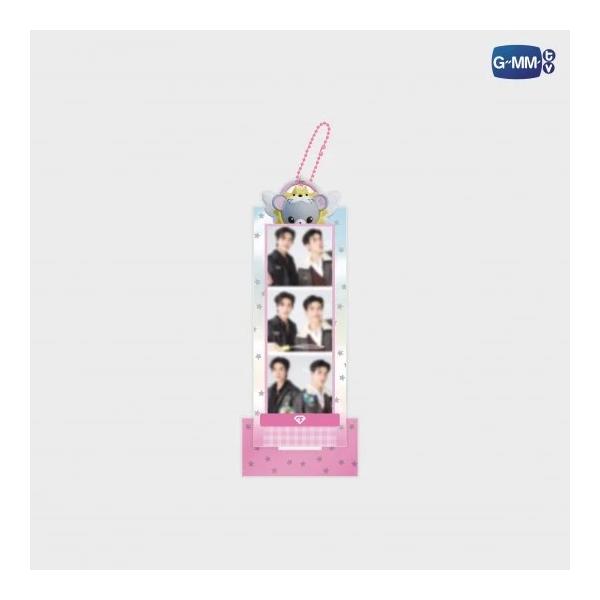 【3営業日以内に発送予定】愛らしいLook Khunnooデザインのアクリル製フォトストリップフレーム。デスクや棚に飾るのに最適で、キーホルダー付きなので持ち運びにも便利です。お気に入りのアーティストの写真をいつでもどこでも飾るのに最適です...