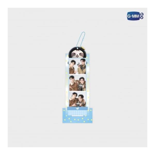 【3営業日以内に発送予定】愛らしいSamruayデザインが特徴のアクリル製フォトストリップフレーム。デスクや棚に飾るのに最適で、キーホルダー付きなので持ち運びにも便利です。お気に入りのアーティストの写真をいつでもどこでも飾るのに最適です。特...