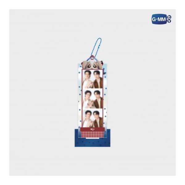 【3営業日以内に発送予定】愛らしいWesleyのデザインが特徴のアクリル製フォトストリップフレーム。デスクや棚に飾るのに最適で、キーホルダー付きなので持ち運びにも便利です。お気に入りのアーティストの写真をいつでもどこでも飾るのに最適です。特...